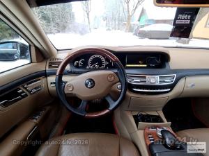 Black Mercedes-Benz S-Class 2006 in Tallinn, with an engine capacity of 4.00 L and mileage of 302 thousand km for 12500 €, photo 8 on AUTOMOTO.COM.LV