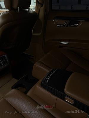 Black Mercedes-Benz S-Class 2006 in Tallinn, with an engine capacity of 4.00 L and mileage of 302 thousand km for 12500 €, photo 10 on AUTOMOTO.COM.LV