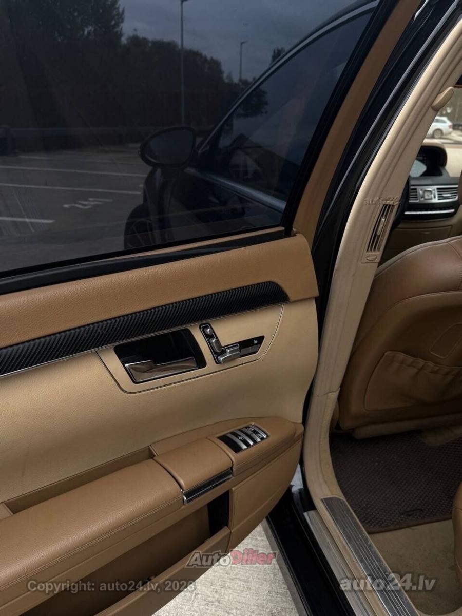 Black Mercedes-Benz S-Class 2006 in Tallinn, with an engine capacity of 4.00 L and mileage of 302 thousand km for 12500 €, photo 12 on AUTOMOTO.COM.LV