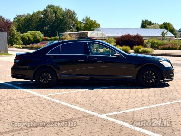 Black Mercedes-Benz S-Class 2006 in Tartu, with an engine capacity of 5.50 L and mileage of 332 thousand km for 7999 €, photo 3 on AUTOMOTO.COM.LV