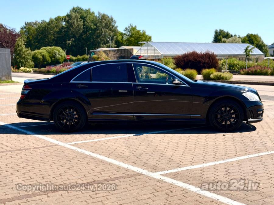 Melns Mercedes-Benz S-Class 2006 Tartu, ar dzinēja tilpumu 5.50 L un nobraukumu 332 tūkst. km par 7999 €, foto 4 vietnē AUTOMOTO.COM.LV