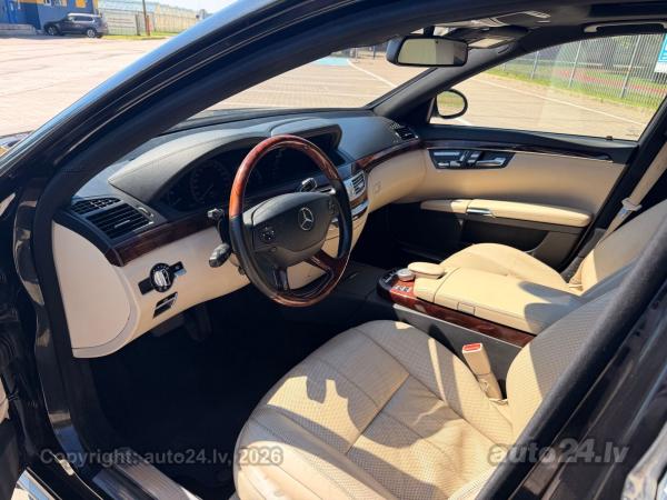 Black Mercedes-Benz S-Class 2006 in Tartu, with an engine capacity of 5.50 L and mileage of 332 thousand km for 7999 €, photo 9 on AUTOMOTO.COM.LV