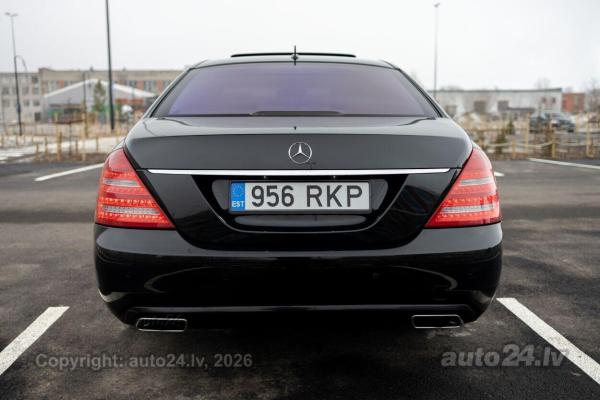Black Mercedes-Benz S-Class 2007 in Tallinn, with an engine capacity of 4.00 L and mileage of 380 thousand km for 7499 €, photo 5 on AUTOMOTO.COM.LV