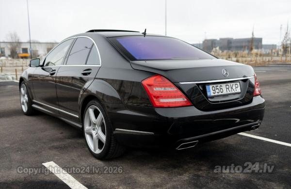 Black Mercedes-Benz S-Class 2007 in Tallinn, with an engine capacity of 4.00 L and mileage of 380 thousand km for 7499 €, photo 6 on AUTOMOTO.COM.LV