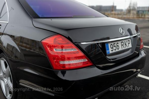 Black Mercedes-Benz S-Class 2007 in Tallinn, with an engine capacity of 4.00 L and mileage of 380 thousand km for 7499 €, photo 7 on AUTOMOTO.COM.LV