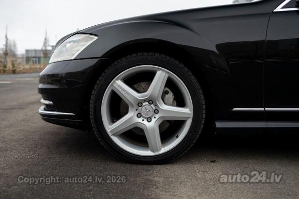 Black Mercedes-Benz S-Class 2007 in Tallinn, with an engine capacity of 4.00 L and mileage of 380 thousand km for 7499 €, photo 8 on AUTOMOTO.COM.LV