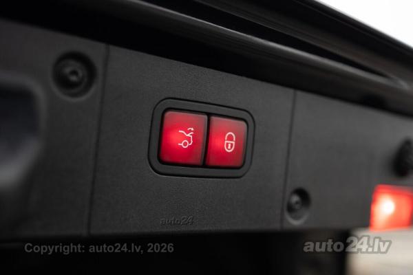 Black Mercedes-Benz S-Class 2007 in Tallinn, with an engine capacity of 4.00 L and mileage of 380 thousand km for 7499 €, photo 11 on AUTOMOTO.COM.LV