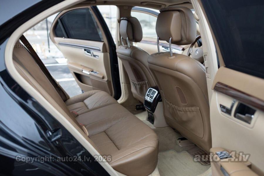 Melns Mercedes-Benz S-Class 2007 Tallina, ar dzinēja tilpumu 4.00 L un nobraukumu 380 tūkst. km par 7499 €, foto 23 vietnē AUTOMOTO.COM.LV