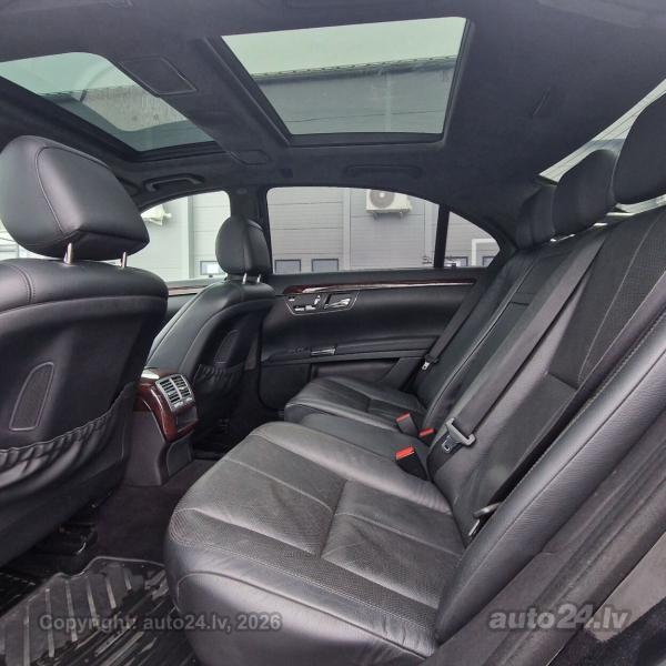 Black Mercedes-Benz S-Class 2007 in Tartu, with an engine capacity of 3.00 L and mileage of 342 thousand km for 6390 €, photo 11 on AUTOMOTO.COM.LV