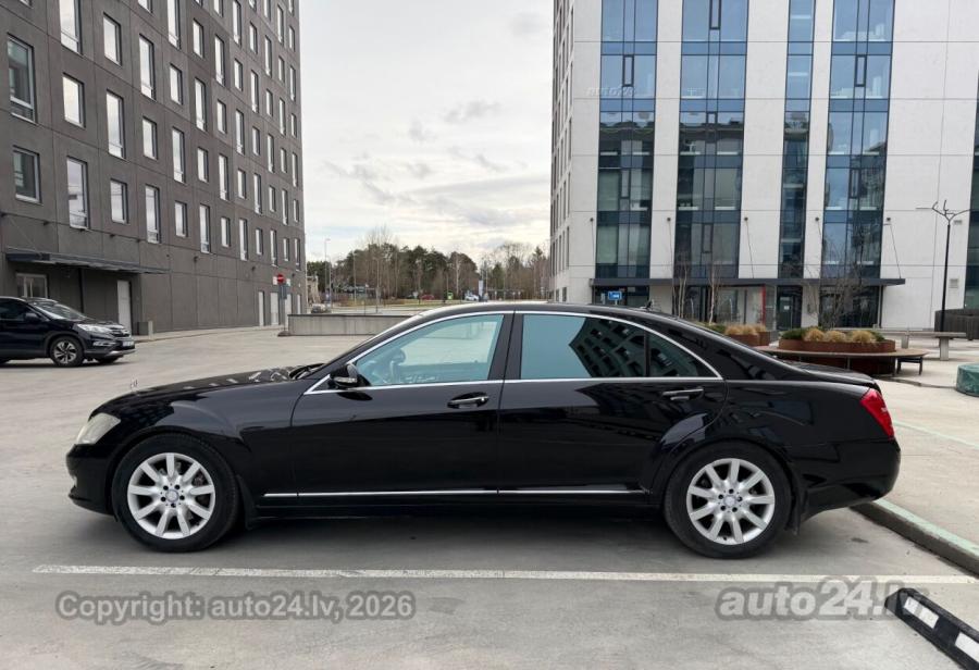 Black Mercedes-Benz S-Class 2007 in Tallinn, with an engine capacity of 5.50 L and mileage of 256 thousand km for 11900 €, photo 4 on AUTOMOTO.COM.LV