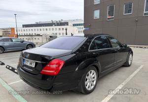 Black Mercedes-Benz S-Class 2007 in Tallinn, with an engine capacity of 5.50 L and mileage of 256 thousand km for 11900 €, photo 6 on AUTOMOTO.COM.LV