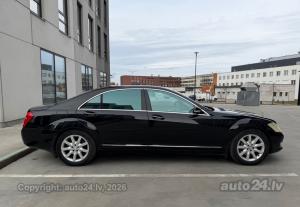 Black Mercedes-Benz S-Class 2007 in Tallinn, with an engine capacity of 5.50 L and mileage of 256 thousand km for 11900 €, photo 7 on AUTOMOTO.COM.LV