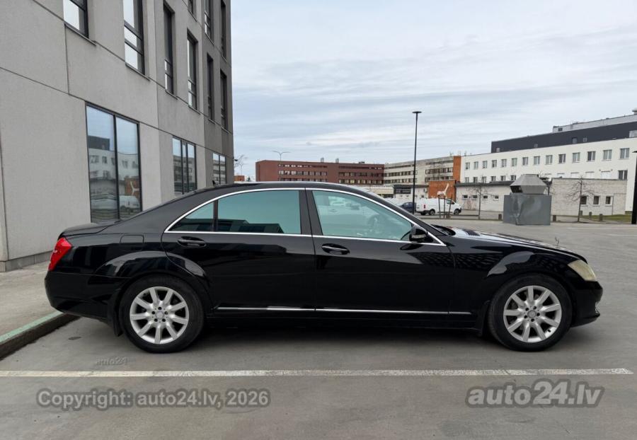 Black Mercedes-Benz S-Class 2007 in Tallinn, with an engine capacity of 5.50 L and mileage of 256 thousand km for 11900 €, photo 7 on AUTOMOTO.COM.LV