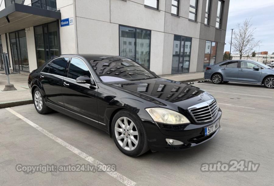 Black Mercedes-Benz S-Class 2007 in Tallinn, with an engine capacity of 5.50 L and mileage of 256 thousand km for 11900 €, photo 8 on AUTOMOTO.COM.LV