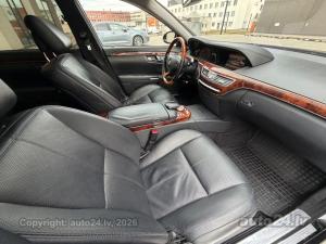 Black Mercedes-Benz S-Class 2007 in Tallinn, with an engine capacity of 5.50 L and mileage of 256 thousand km for 11900 €, photo 10 on AUTOMOTO.COM.LV