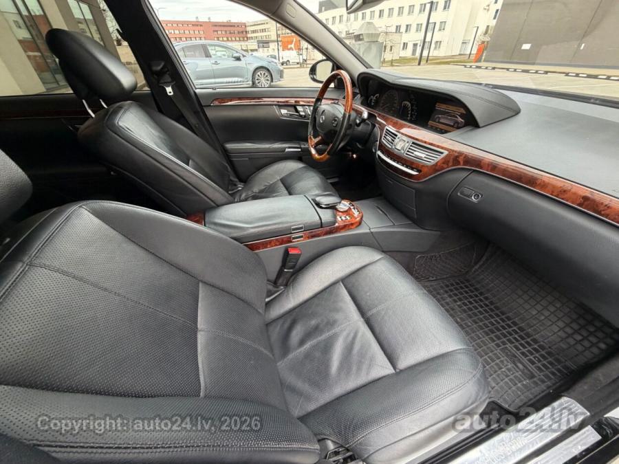 Black Mercedes-Benz S-Class 2007 in Tallinn, with an engine capacity of 5.50 L and mileage of 256 thousand km for 11900 €, photo 10 on AUTOMOTO.COM.LV