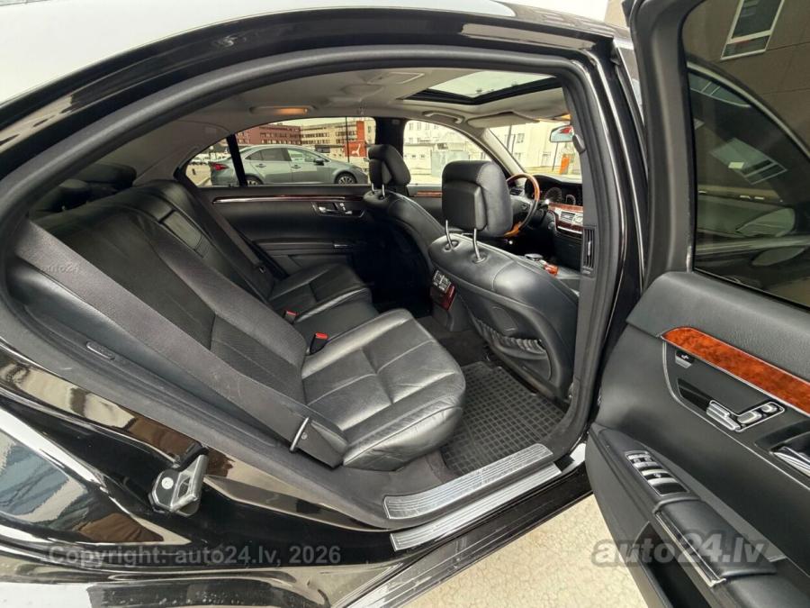 Black Mercedes-Benz S-Class 2007 in Tallinn, with an engine capacity of 5.50 L and mileage of 256 thousand km for 11900 €, photo 11 on AUTOMOTO.COM.LV