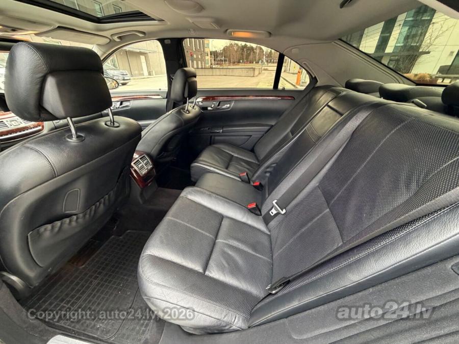 Black Mercedes-Benz S-Class 2007 in Tallinn, with an engine capacity of 5.50 L and mileage of 256 thousand km for 11900 €, photo 12 on AUTOMOTO.COM.LV