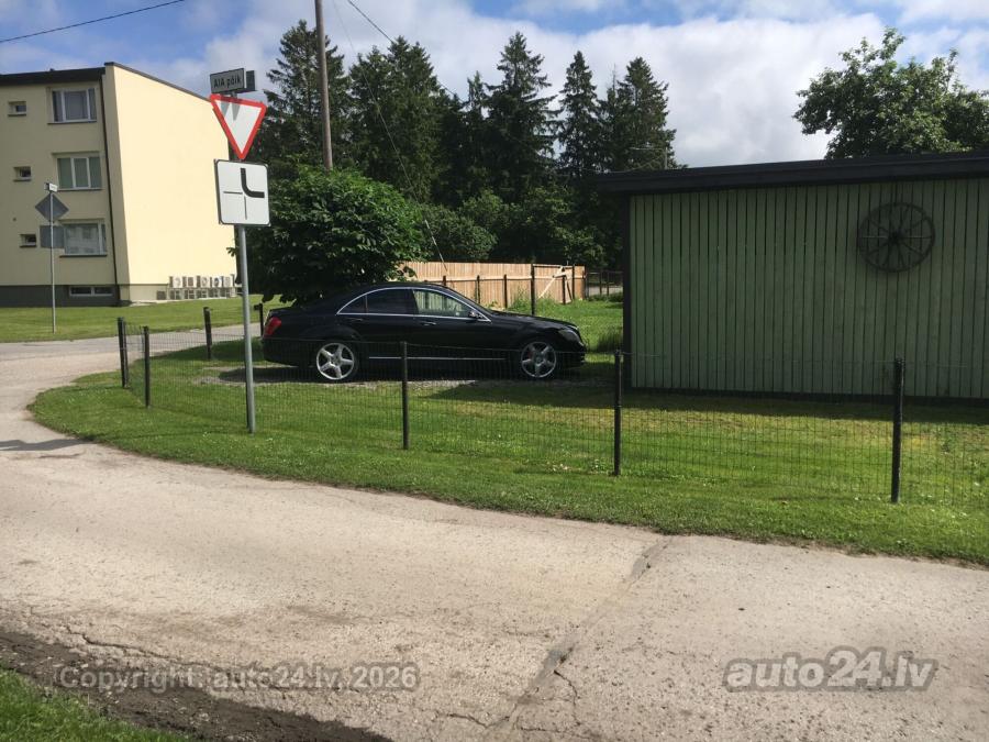 Melns Mercedes-Benz S-Class 2007 Tallina, ar dzinēja tilpumu 3.00 L un nobraukumu 353 tūkst. km par 9990 €, foto 16 vietnē AUTOMOTO.COM.LV