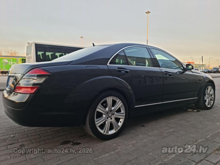 Black Mercedes-Benz S-Class 2008 in Tallinn, with an engine capacity of 3.00 L and mileage of 306 thousand km for 6300 €, photo 4 on AUTOMOTO.COM.LV