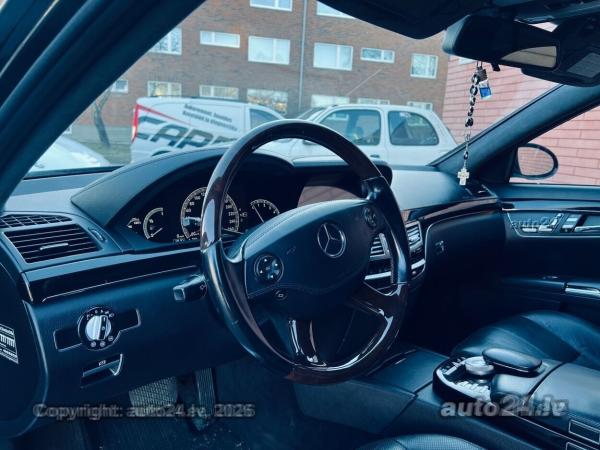 Black Mercedes-Benz S-Class 2008 in Tallinn, with an engine capacity of 4.00 L and mileage of 365 thousand km for 14999 €, photo 2 on AUTOMOTO.COM.LV