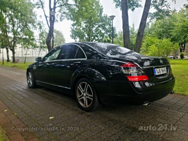 Black Mercedes-Benz S-Class 2008 in Tallinn, with an engine capacity of 3.00 L and mileage of 321 thousand km for 6390 €, photo 2 on AUTOMOTO.COM.LV