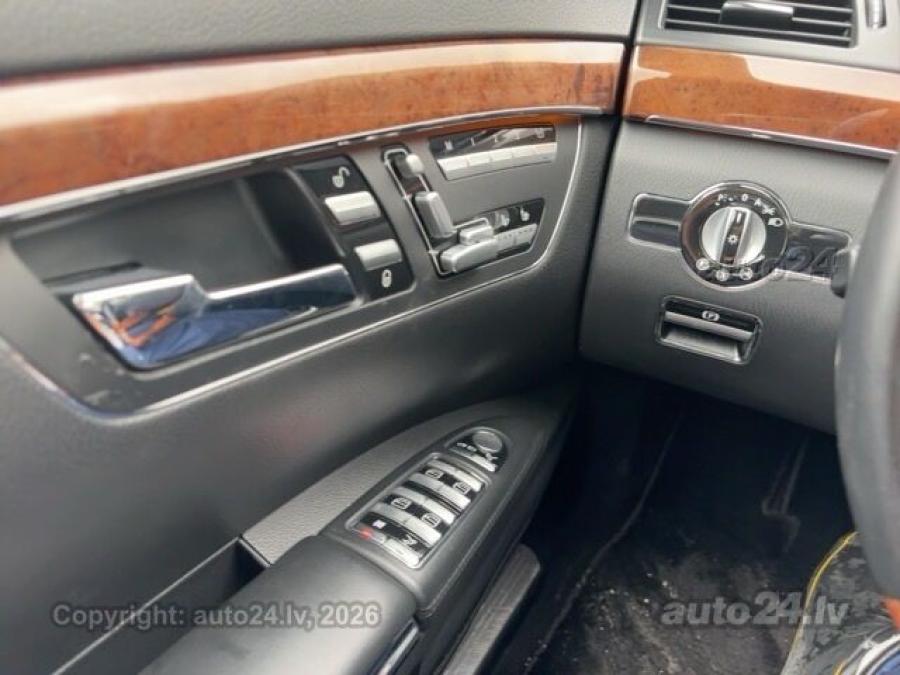 Black Mercedes-Benz S-Class 2008 in Tallinn, with an engine capacity of 5.50 L and mileage of 68 thousand km for 8699 €, photo 13 on AUTOMOTO.COM.LV