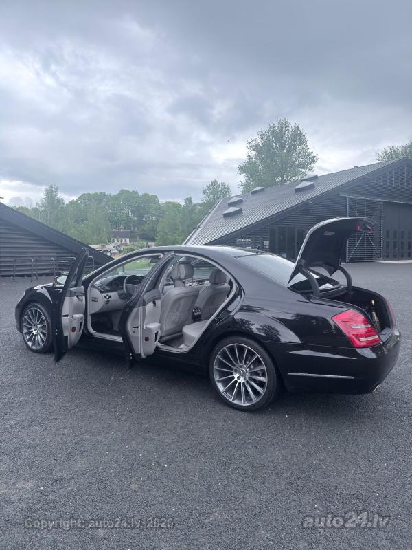 Melns Mercedes-Benz S-Class 2009 Tartu, ar dzinēja tilpumu 3.00 L un nobraukumu 341 tūkst. km par 12900 €, foto 1 vietnē AUTOMOTO.COM.LV