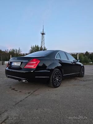 Black Mercedes-Benz S-Class 2009 in Tallinn, with an engine capacity of 5.50 L and mileage of 406 thousand km for 11500 €, photo 19 on AUTOMOTO.COM.LV
