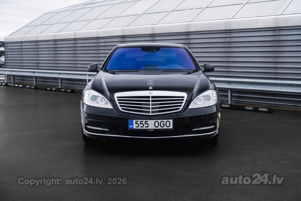Black Mercedes-Benz S-Class 2009 in Tallinn, with an engine capacity of 4.70 L and mileage of 281 thousand km for 12500 €, photo 3 on AUTOMOTO.COM.LV