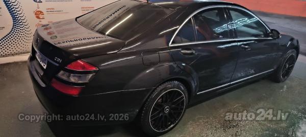 Mercedes-Benz S-Class 2009 Tallina vietnē Melns Mercedes-Benz S-Class 2009 Tallina, ar dzinēja tilpumu 3.00 L un nobraukumu 385 tūkst. km par 6500 €, foto 4 vietnē AUTOMOTO.COM.LV