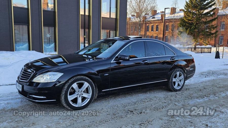 Black Mercedes-Benz S-Class 2010 in Tallinn, with an engine capacity of 3.00 L and mileage of 231 thousand km for 13800 €, photo 2 on AUTOMOTO.COM.LV