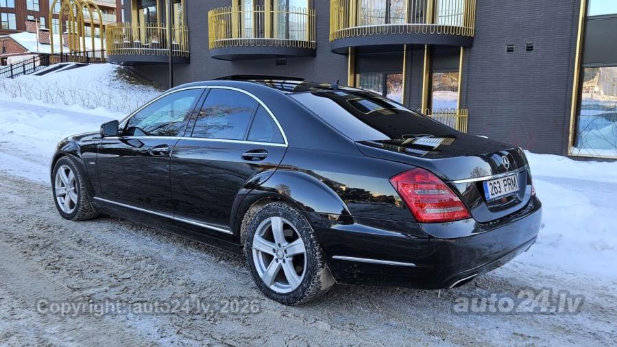 Black Mercedes-Benz S-Class 2010 in Tallinn, with an engine capacity of 3.00 L and mileage of 231 thousand km for 13800 €, photo 3 on AUTOMOTO.COM.LV