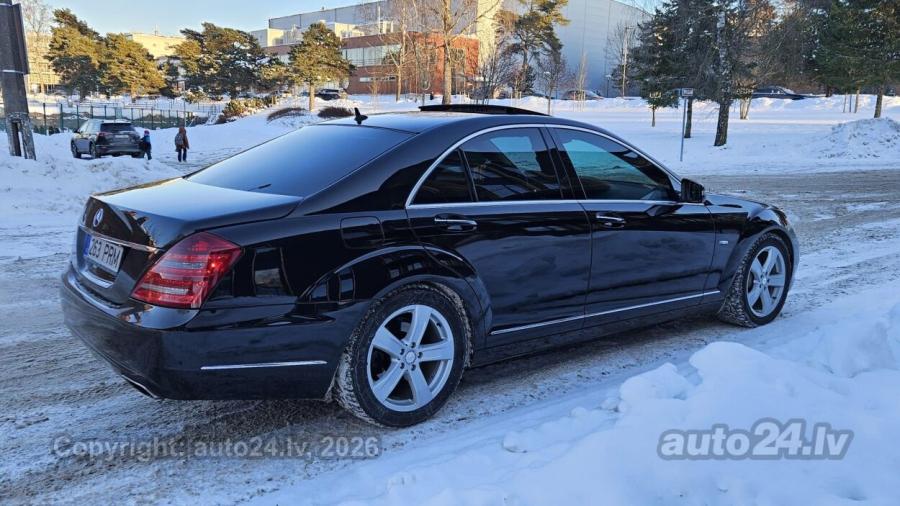 Black Mercedes-Benz S-Class 2010 in Tallinn, with an engine capacity of 3.00 L and mileage of 231 thousand km for 13800 €, photo 5 on AUTOMOTO.COM.LV