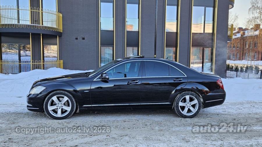 Black Mercedes-Benz S-Class 2010 in Tallinn, with an engine capacity of 3.00 L and mileage of 231 thousand km for 13800 €, photo 6 on AUTOMOTO.COM.LV