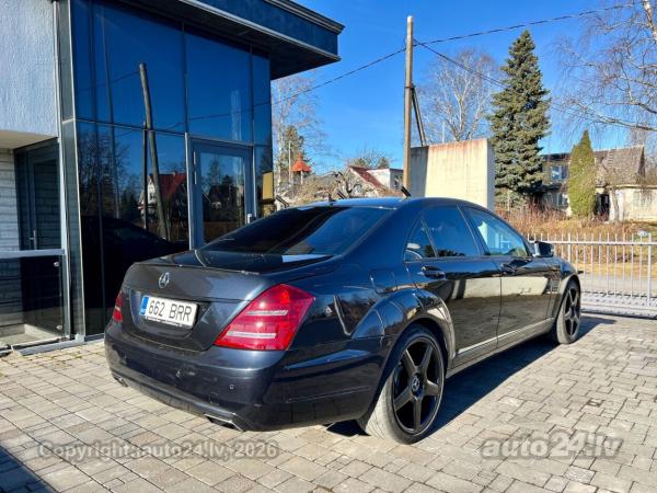 Black Mercedes-Benz S-Class 2010 in Tallinn, with an engine capacity of 3.00 L and mileage of 297 thousand km for 11000 €, photo 3 on AUTOMOTO.COM.LV