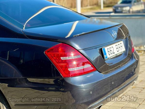 Black Mercedes-Benz S-Class 2010 in Tallinn, with an engine capacity of 3.00 L and mileage of 297 thousand km for 11000 €, photo 10 on AUTOMOTO.COM.LV