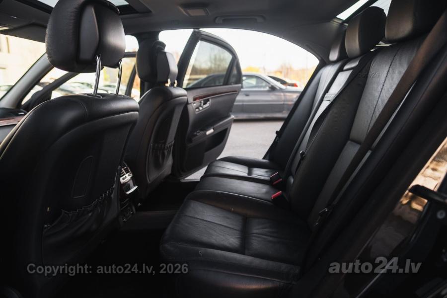 Melns Mercedes-Benz S-Class 2010 Tallina, ar dzinēja tilpumu 3.00 L un nobraukumu 394 tūkst. km par 7770 €, foto 13 vietnē AUTOMOTO.COM.LV