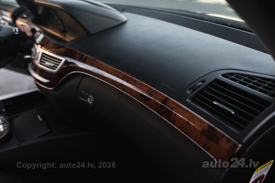 Melns Mercedes-Benz S-Class 2010 Tallina, ar dzinēja tilpumu 3.00 L un nobraukumu 394 tūkst. km par 7770 €, foto 19 vietnē AUTOMOTO.COM.LV