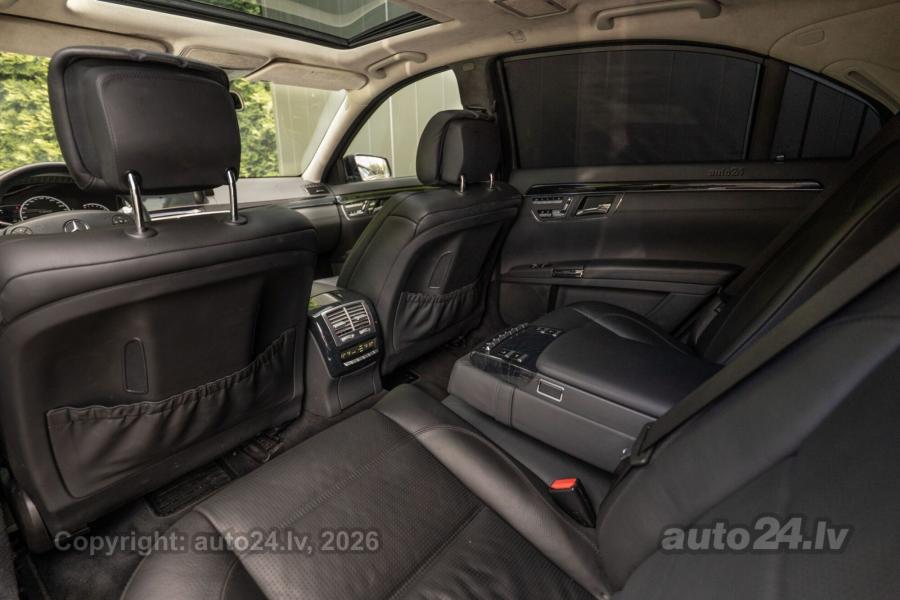 Melns Mercedes-Benz S-Class 2010 Tallina, ar dzinēja tilpumu 6.20 L un nobraukumu 159 tūkst. km par 19900 €, foto 11 vietnē AUTOMOTO.COM.LV