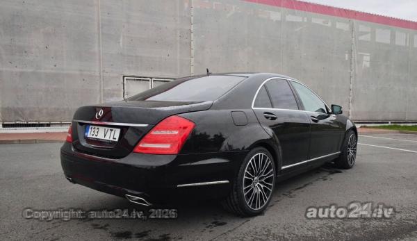 Black Mercedes-Benz S-Class 2012 in Tallinn, with an engine capacity of 3.00 L and mileage of 282 thousand km for 16500 €, photo 3 on AUTOMOTO.COM.LV