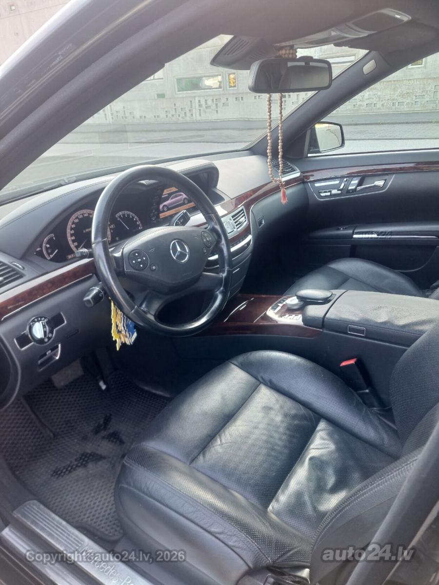 Black Mercedes-Benz S-Class 2012 in Tallinn, with an engine capacity of 3.00 L and mileage of 279 thousand km for 3900 €, photo 9 on AUTOMOTO.COM.LV