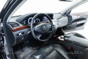 Black Mercedes-Benz S-Class 2012 in Tallinn, with an engine capacity of 3.00 L and mileage of 304 thousand km for 9990 €, photo 14 on AUTOMOTO.COM.LV