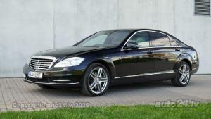 Melns Mercedes-Benz S-Class 2013 Tartu, ar dzinēja tilpumu 3.00 L un nobraukumu 276 tūkst. km par 15500 €, foto  vietnē AUTOMOTO.COM.LV