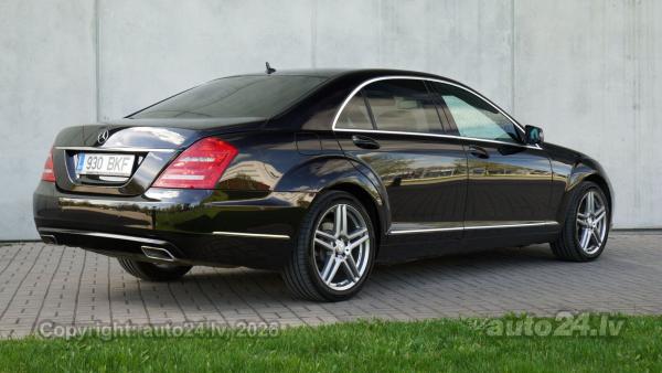 Black Mercedes-Benz S-Class 2013 in Tartu, with an engine capacity of 3.00 L and mileage of 276 thousand km for 15500 €, photo 3 on AUTOMOTO.COM.LV