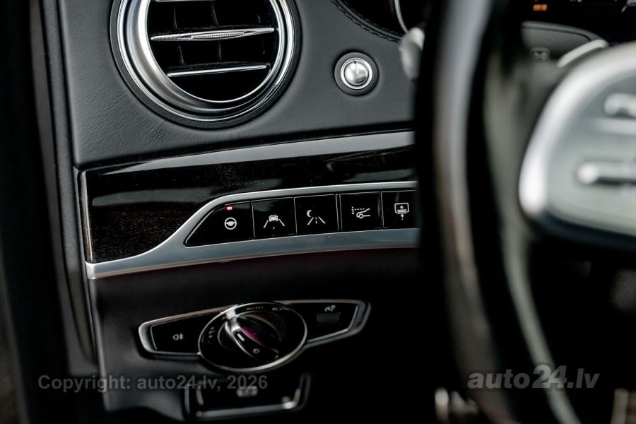 Black Mercedes-Benz S-Class 2017 in Parnu, with an engine capacity of 4.00 L and mileage of 161 thousand km for 43999 €, photo 26 on AUTOMOTO.COM.LV