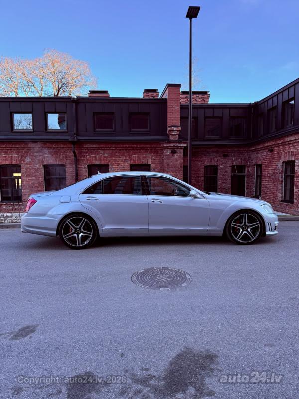 Pelēks Mercedes-Benz S-Class 2005 Tallina, ar dzinēja tilpumu 5.50 L un nobraukumu 71 tūkst. km par 16900 €, foto 2 vietnē AUTOMOTO.COM.LV
