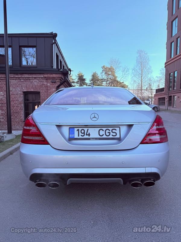Pelēks Mercedes-Benz S-Class 2005 Tallina, ar dzinēja tilpumu 5.50 L un nobraukumu 71 tūkst. km par 16900 €, foto 4 vietnē AUTOMOTO.COM.LV