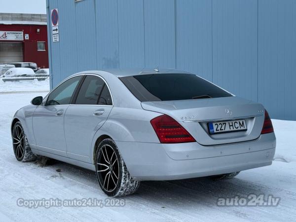 Grey Mercedes-Benz S-Class 2006 in Tallinn, with an engine capacity of 3.00 L and mileage of 325 thousand km for 5490 €, photo 2 on AUTOMOTO.COM.LV