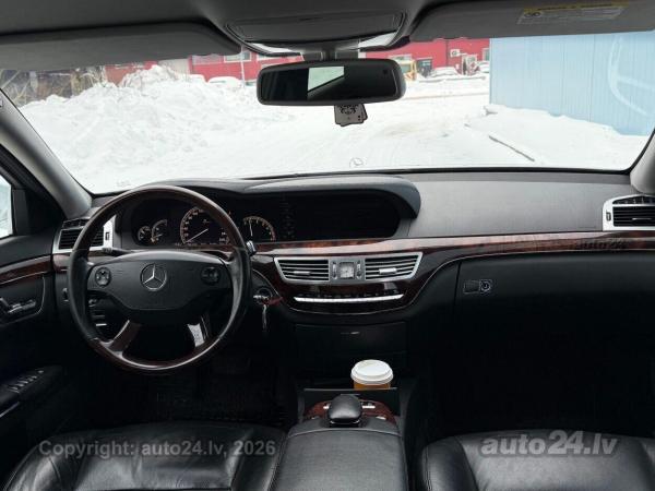 Grey Mercedes-Benz S-Class 2006 in Tallinn, with an engine capacity of 3.00 L and mileage of 325 thousand km for 5490 €, photo 6 on AUTOMOTO.COM.LV